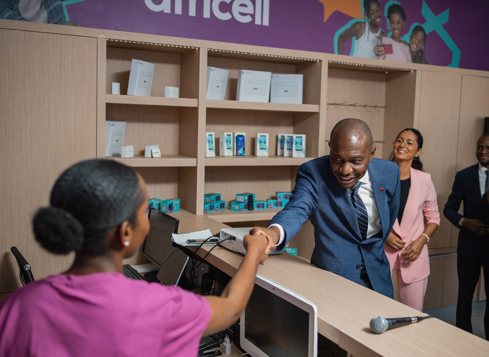 Africell Angola expande rede com 800 antenas para conectar 17 milhões ...